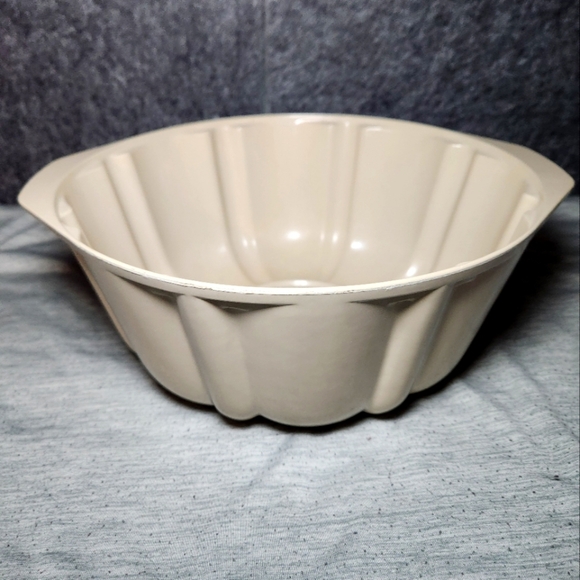 Anchor Hocking | Kitchen | Vintage Anchor Hocking Microware Fluted Cake ...